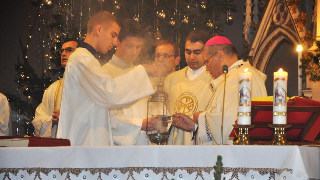 Božićna misa u osječkoj konkatedrali: Isus je svojim rođenjem potvrdio ...